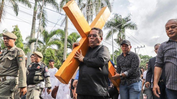Wali Kota Siantar Wesly Silalahi Pikul Salib di Jalan Merdeka, Ingatkan ...