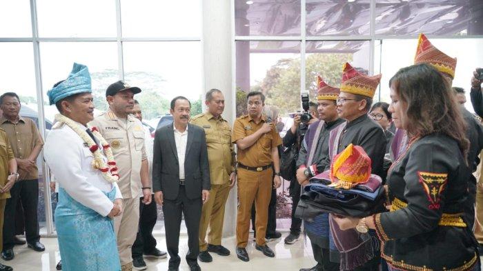 PJ Gubernur Sumut Mayjen Hasanuddin dan Istri Disambut dengan Adat ...