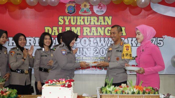 Syukuran Hari Jadi Polwan ke-75, Kapolres Sergai dan Istri Suapi Polwan Tertua Hingga Termuda ...