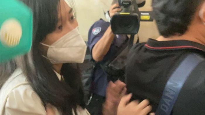 POTRET Selebgram Virly Virginia Tiba di Polda Metro Jaya, Jalani Pemeriksaan Soal Film Porno ...