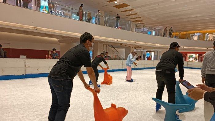 Wahana Ice Rink Hadir di Delipark Mall, Rekomendasi Tempat Liburan ...
