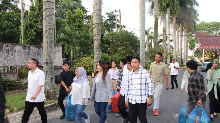 Momen Bung Ogi Sirait Diadang Emak-emak di Lapangan Merdeka Siantar ...