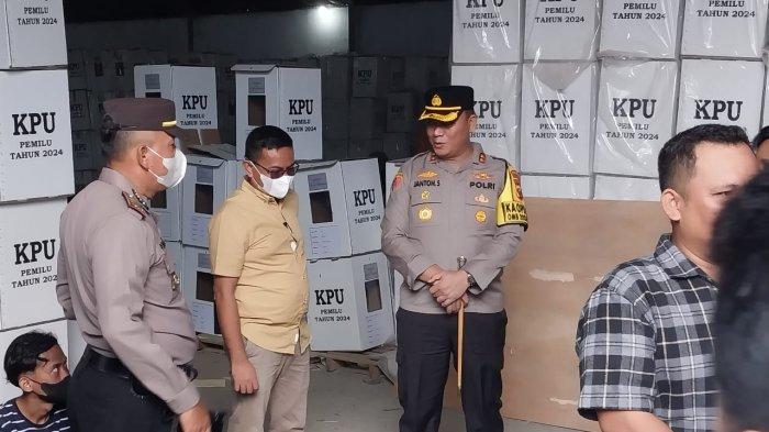 Pastikan Aman dan Lancar, Kapolres Pelabuhan Belawan Turun Kawal Ketat Pendistribusian Logistik ...