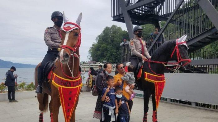 Polisi Berkuda Disiagakan Amankan Wisatawan di Pantai Parapat - Tribun ...