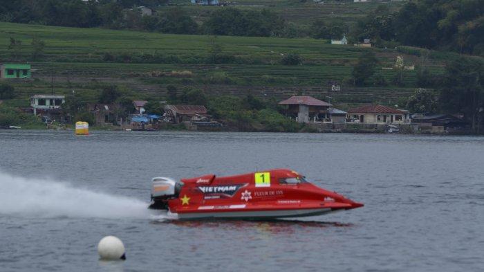 Jonas Anderson Start Terdepan di Final F1 Powerboat Danau Toba 2024 ...