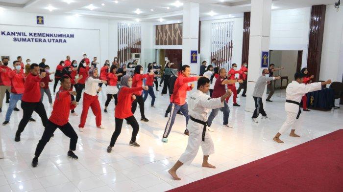 Selesai Apel, Kakanwil Kemenkumham Sumut Beserta Jajaran Latihan Kempo - Tribun-medan.com