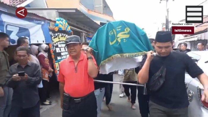 TANGIS Haru Warnai Pemakaman Moh Fakhruri, Ayahanda dari Almarhumah ...