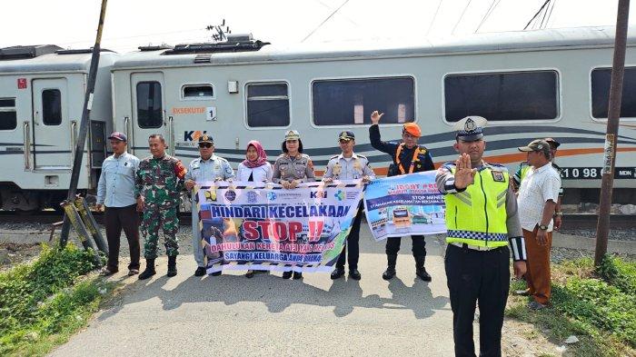 Cegah Kecelakaan di Perlintasan KA, Kasatlantas Polres Tebingtinggi Pasang Spanduk Imbauan ...