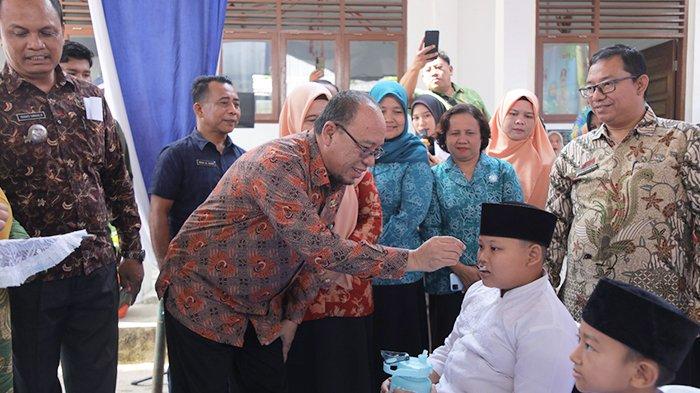 Sekda Asahan Beri Obat Pencegah Cacingan di UPTD SDN 010076 Pondok ...