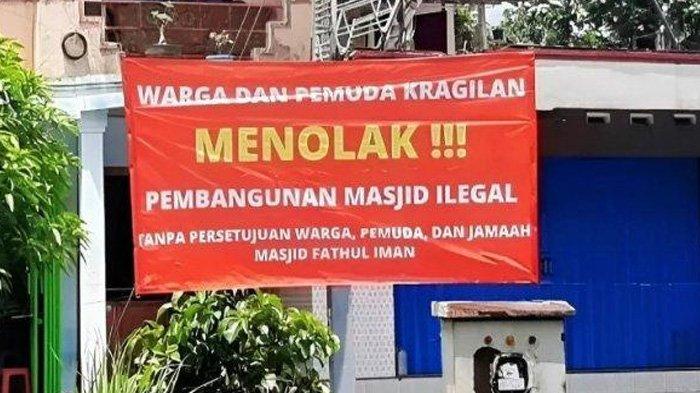 VIRAL Spanduk Menolak Pembangunan Masjid yang Disebut Ilegal - Tribun ...