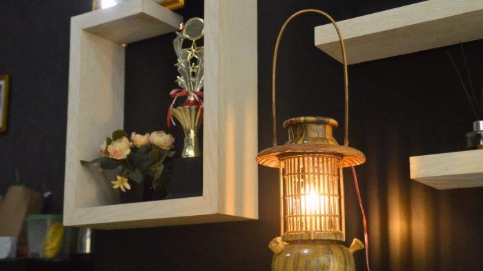 KAYU Menjelma Lampu, Petromax Kayu Estetik Karya Warga Binaan Lapas ... KAYU Menjelma Lampu, Petromax Kayu Estetik Karya Warga Binaan Lapas ...