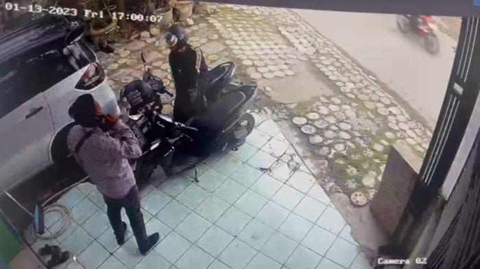 Dua Pencuri Terekam CCTV Gasak Dompet Berisi Uang dari Jok Sepeda Motor di Sunggal - Tribun ...