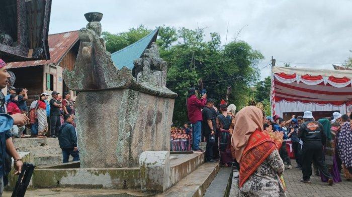 YUK ke Huta Simarmata di Desa Hariara Pohan Samosir, Ada Kubur Batu di Tengah Kampung - Tribun ...