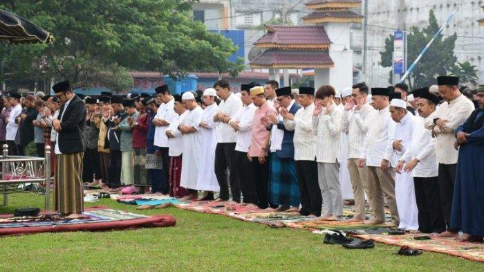 Pj Bupati Deliserdang dan Ribuan Umat Muslim Salat Idul Adha di ...
