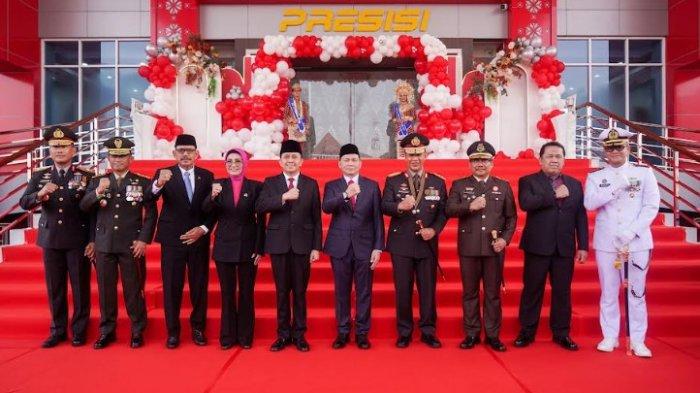Pj Gubernur Sumut Agus Fatoni Terima Penghargaan Pin Emas, Piagam dan Tongkat dari Kapolri ...