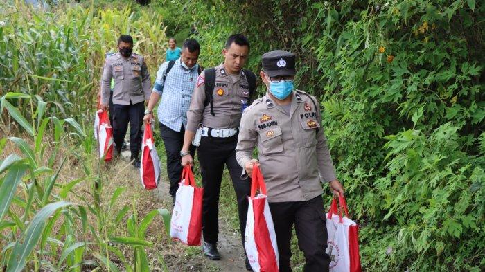 Bhabinkamtibmas Polres Taput Sambangi Rumah Warga untuk Salurkan Hal ...