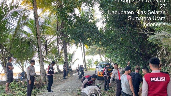 Samapta Polres Nisel Bersihkan Material Longsoran Tebing - Tribun-medan.com