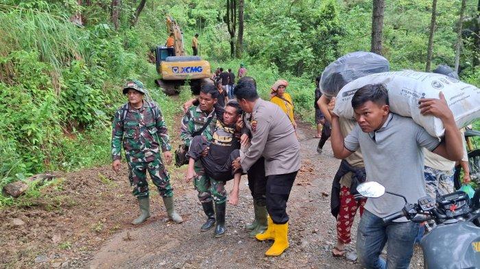 Ratusan Warga Juhar Dievakuasi Akibat Longsor dan Banjir, Personel TNI Polri Bantu Gotong Warga ...