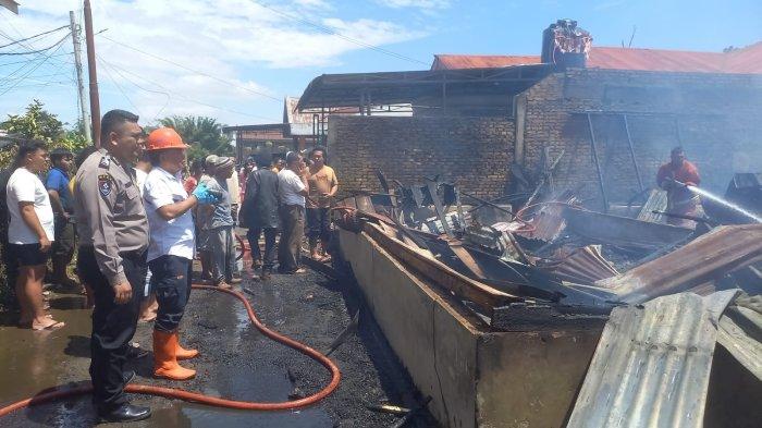 Komplek Kontrakan Rumah Semi Permanen di Kabanjahe Ludes Dilalap Si Jago Merah - Tribun-medan.com