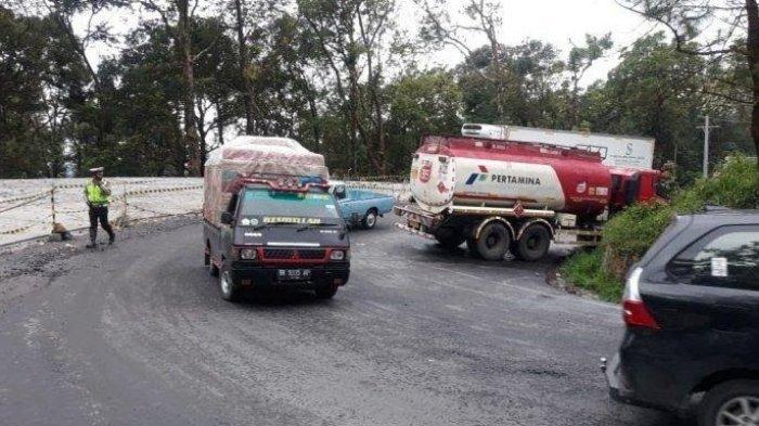 MACET Jalur Medan-Berastagi, Tiga Truk Rusak Sebabkan Kemacetan Panjang - Tribun-medan.com
