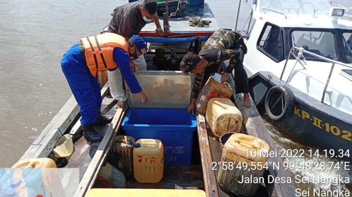Cegah Masuknya Barang Ilegal dan Narkoba Satpolair Polres Tanjungbalai Hentikan KM Rezeki Laut ...