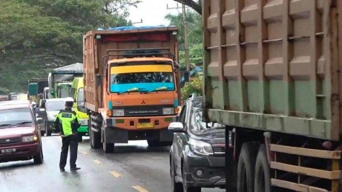 KONDISI Terkini Arus Lalu Lintas Jalur Lintas Sumatera, Dua Truk Akibatkan Macet Parah Belasan ...