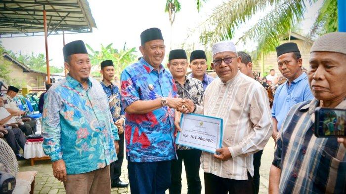 Total Rp 16 Miliar, Plt Bupati Langkat Serahkan Bantuan Sosial untuk ...