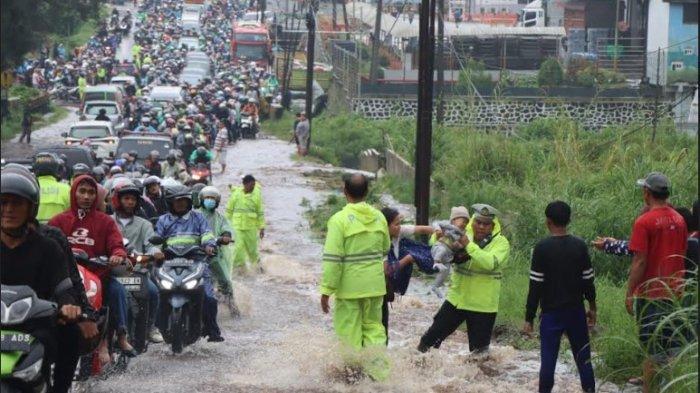 Banjir di Penatapan Karo, Polisi Bantu Evakuasi Warga dan Dorong Kendaraan Mogok - Tribun-medan.com