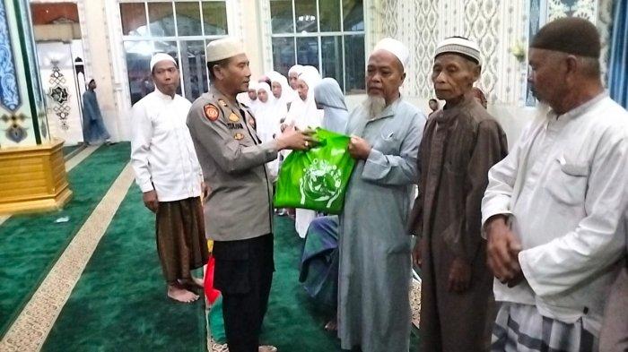 Kapolsek Dolok Masihul Berbagi Sembako usai Salat Subuh, Ajak Warga ...