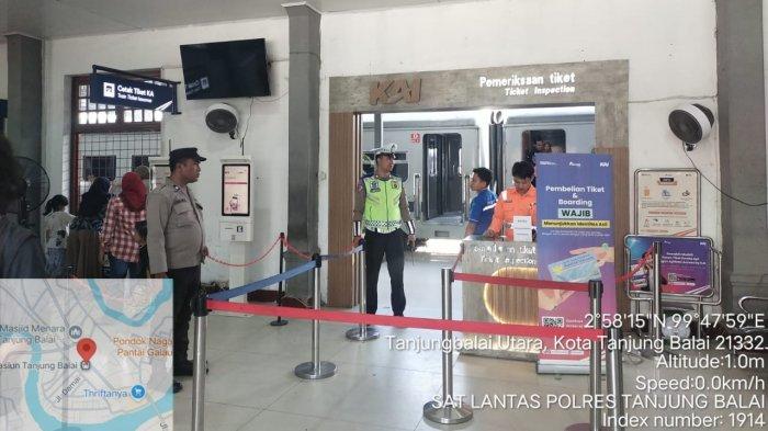 Personel Pos Terpadu Amankan Arus Balik Mudik di Stasiun KA ...