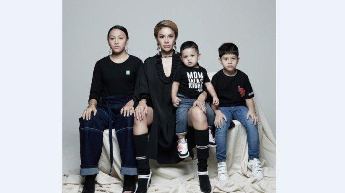 Kangen Anak, Nikita Mirzani Nangis Bacakan Eksepsi di Sidang Kedua, Khawatirkan Keadaan Buah ...