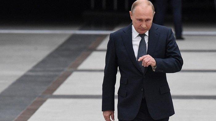 Mengapa saat Putin Berjalan Lengan Kanannya Kaku? Pakar Menduga Ini ...