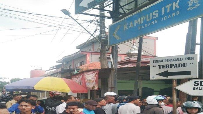 BIKIN GEGER, Pria tak Dikenal Tiba-tiba Ngamuk, Ayunkan Parang Hingga ... BIKIN GEGER, Pria tak Dikenal Tiba-tiba Ngamuk, Ayunkan Parang Hingga ...