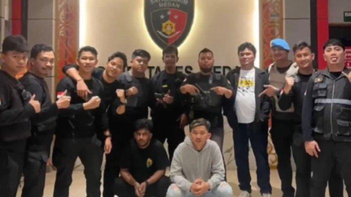 Dua Pria Ini Petentangan Bawa Pistol, Akhirnya Diciduk Tim Tawon Polrestabes Medan - Tribun ...