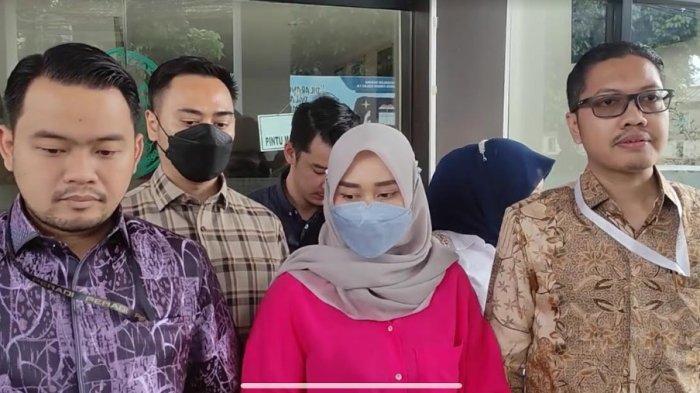 Putra Siregar Digugat Cerai Sang Istri, Septia Diam saat Disinggung soal Orang Ketiga - Tribun ...