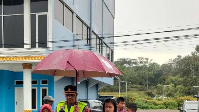 Humanis Quick Win Presisi, Kabag Ops Polres Samosir Payungi Anak Sekolah Seperti Anak Sendiri ...