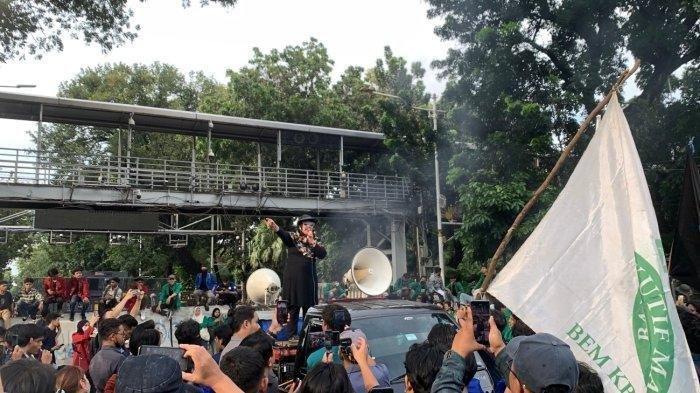 SOSOK Raden Roro Neno Emak-Emak Sampaikan Orasi Demo 'Indonesia Gelap ...