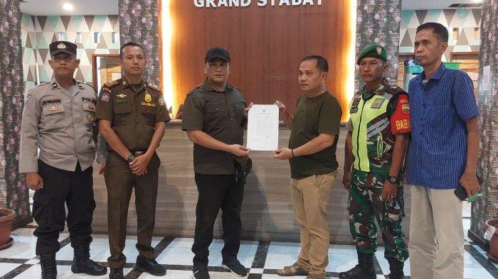 Tim Gabungan Satpol-PP dan TNI/Polri di Langkat Lakukan Razia Selama ... Tim Gabungan Satpol-PP dan TNI/Polri di Langkat Lakukan Razia Selama ...