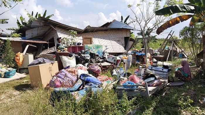 30 Bangunan Milik Warga di Desa Sena, Lahan Sport Center Dirobohkan ...