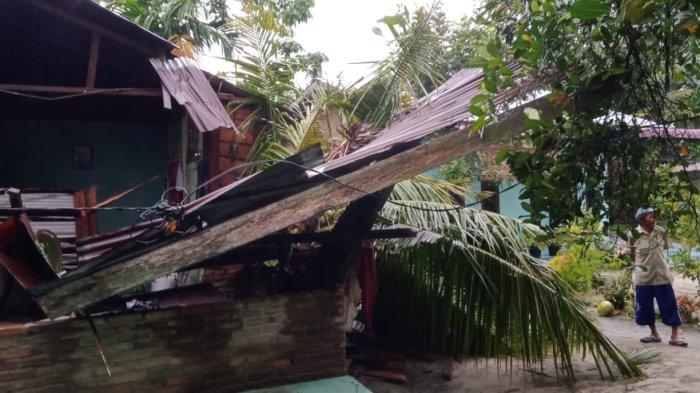 Hujan Deras Disertai Angin Kencang Dini Hari Landa Sergai, Rumah Warga Ambruk Tertimpa Pohon ...