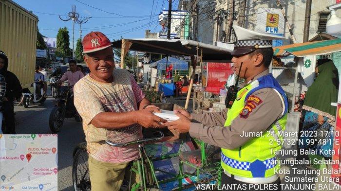 Satlantas Polres Tanjung Balai Sediakan Takjil Untuk Pengendara - Tribun-medan.com