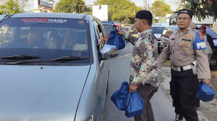 Polri Peduli Masyarakat, Sat Narkoba Polres Simalungun Bagikan Takjil - Tribun-medan.com