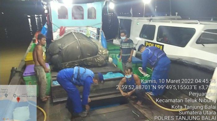 Curiga, Sat Pol Airud Polres Tanjungbalai Kejar KM Mutiara Bahari yang Baru Datang dari Laut ...