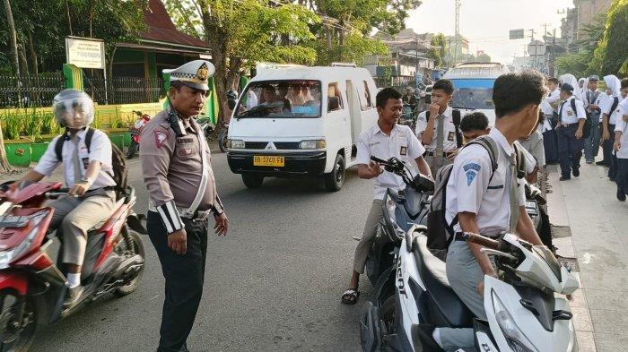 Operasi Toba 2024, Kanit Kamsel Polres Padangsidimpuan Tegur Pelajar - Tribun-medan.com