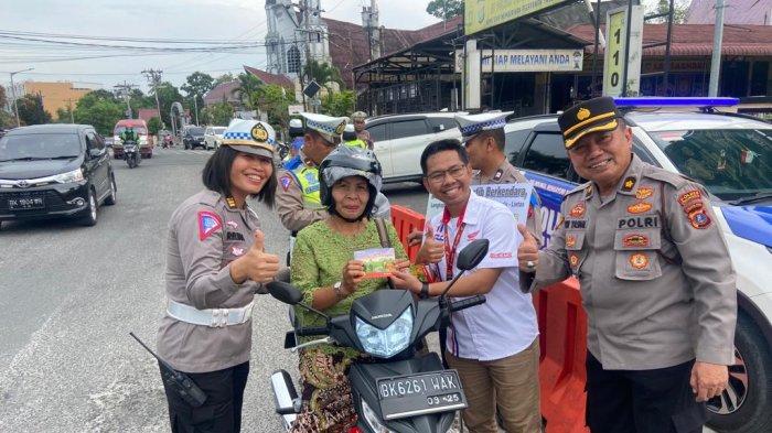 Hari Terakhir Ops Keselamatan Toba, Satlantas Polres Siantar Bagi Helm ke Pengendara - Tribun ...
