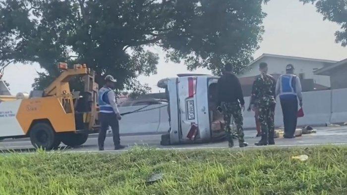Mobil Muatan Minyak Goreng Terguling di Pintu Keluar Tol Amplas Medan ... Mobil Muatan Minyak Goreng Terguling di Pintu Keluar Tol Amplas Medan ...