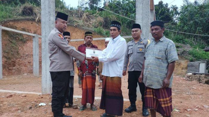 Polres Tapsel Santuni Pemilik Lahan Sawit Seluas 1 Hektare di Batang ... Polres Tapsel Santuni Pemilik Lahan Sawit Seluas 1 Hektare di Batang ...