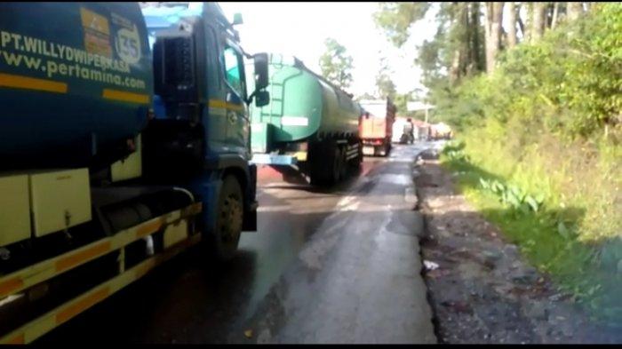 Mobil Truk Tangki Mogok di Tengah Jalan, Jalinsum Medan - Sidikalang Macet Total - Tribun-medan.com