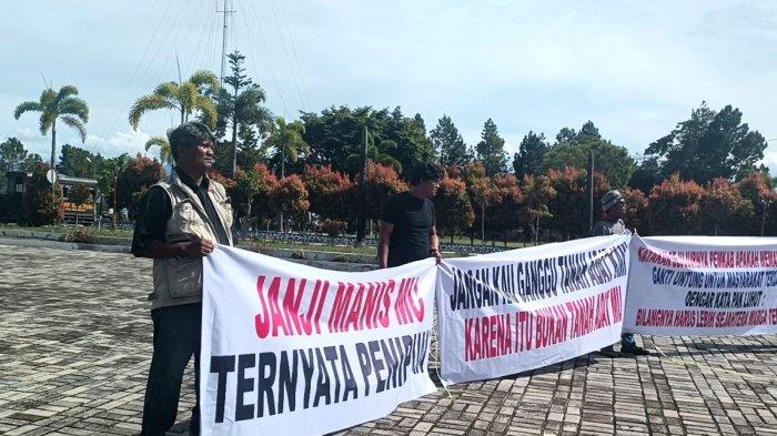 Kantor Bupati Toba Digeruduk Warga, Sebut Bupati Pemkab Pembong Soal ... Kantor Bupati Toba Digeruduk Warga, Sebut Bupati Pemkab Pembong Soal ...