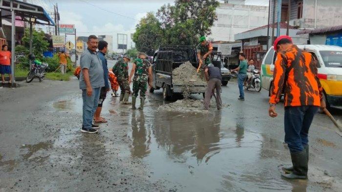 Warga Gotong Royong Perbaiki Jalan Lintas Sumatera di Sergai, Kerap Timbulkan Kecelakaan ...